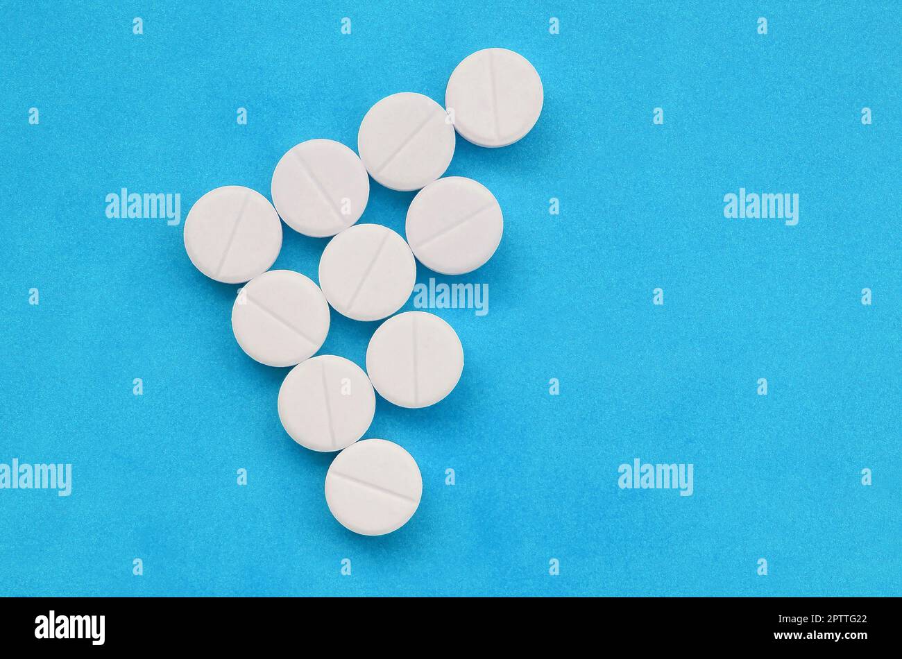 Triangle of white pills and blue pill hi-res stock photography and ...
