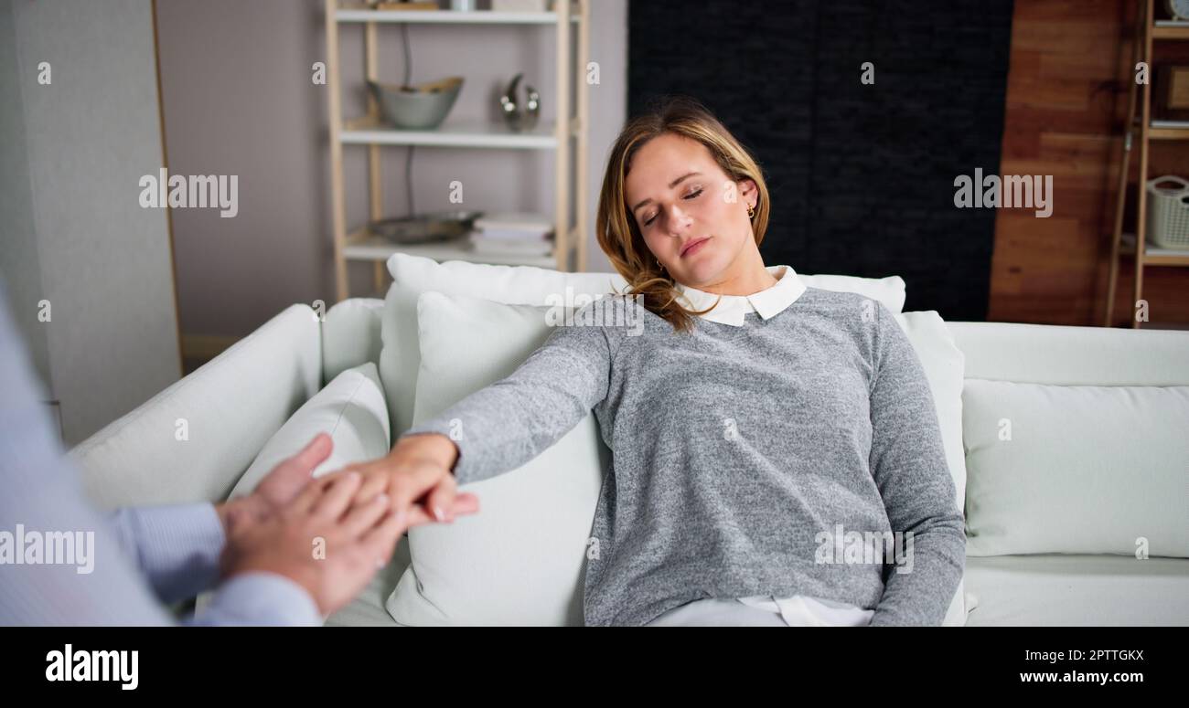Hypnotist hypnotizing woman hi-res stock photography and images - Alamy