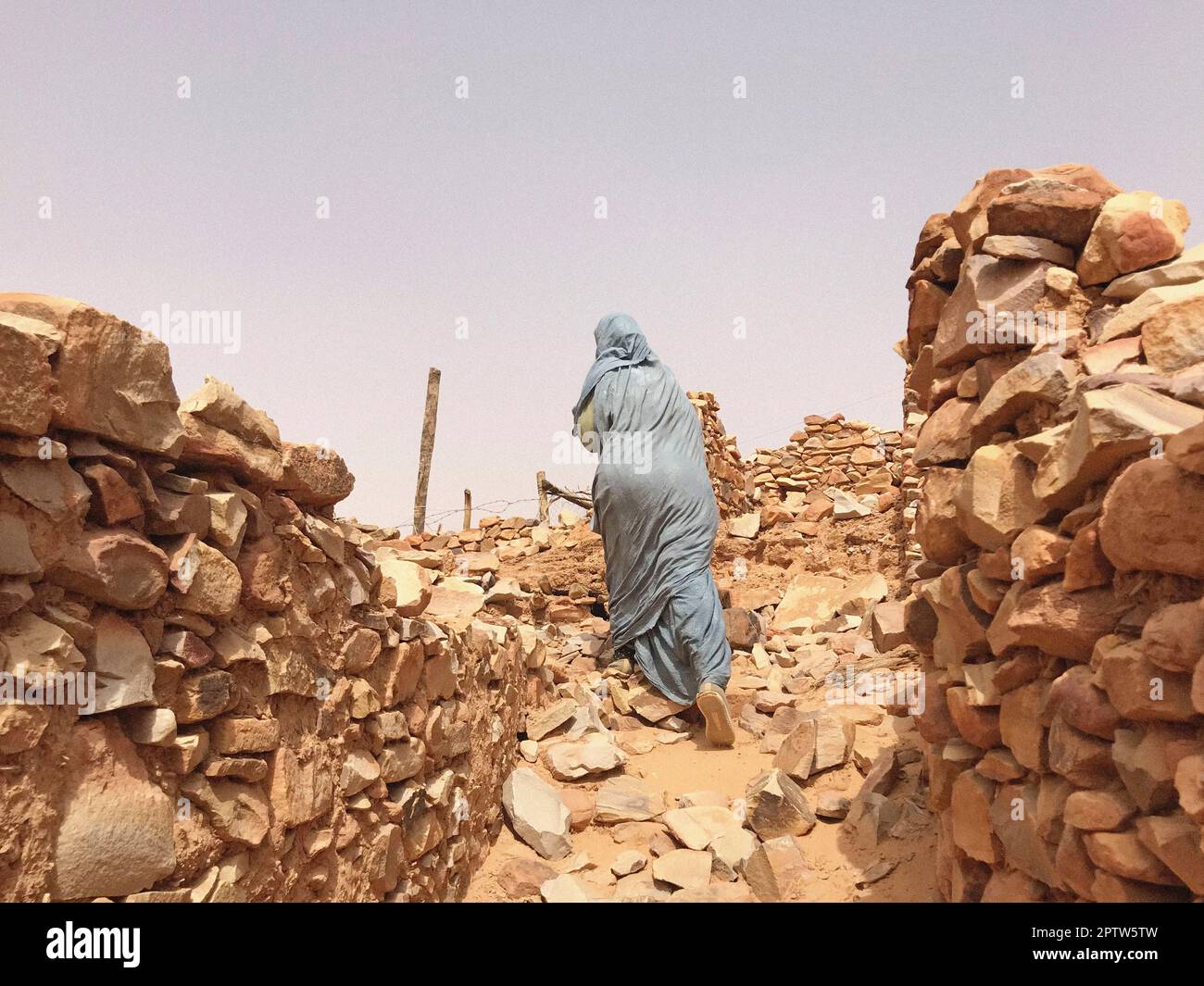 Mauritania, Chinguetti, woman in traditional dress Stock Photo - Alamy