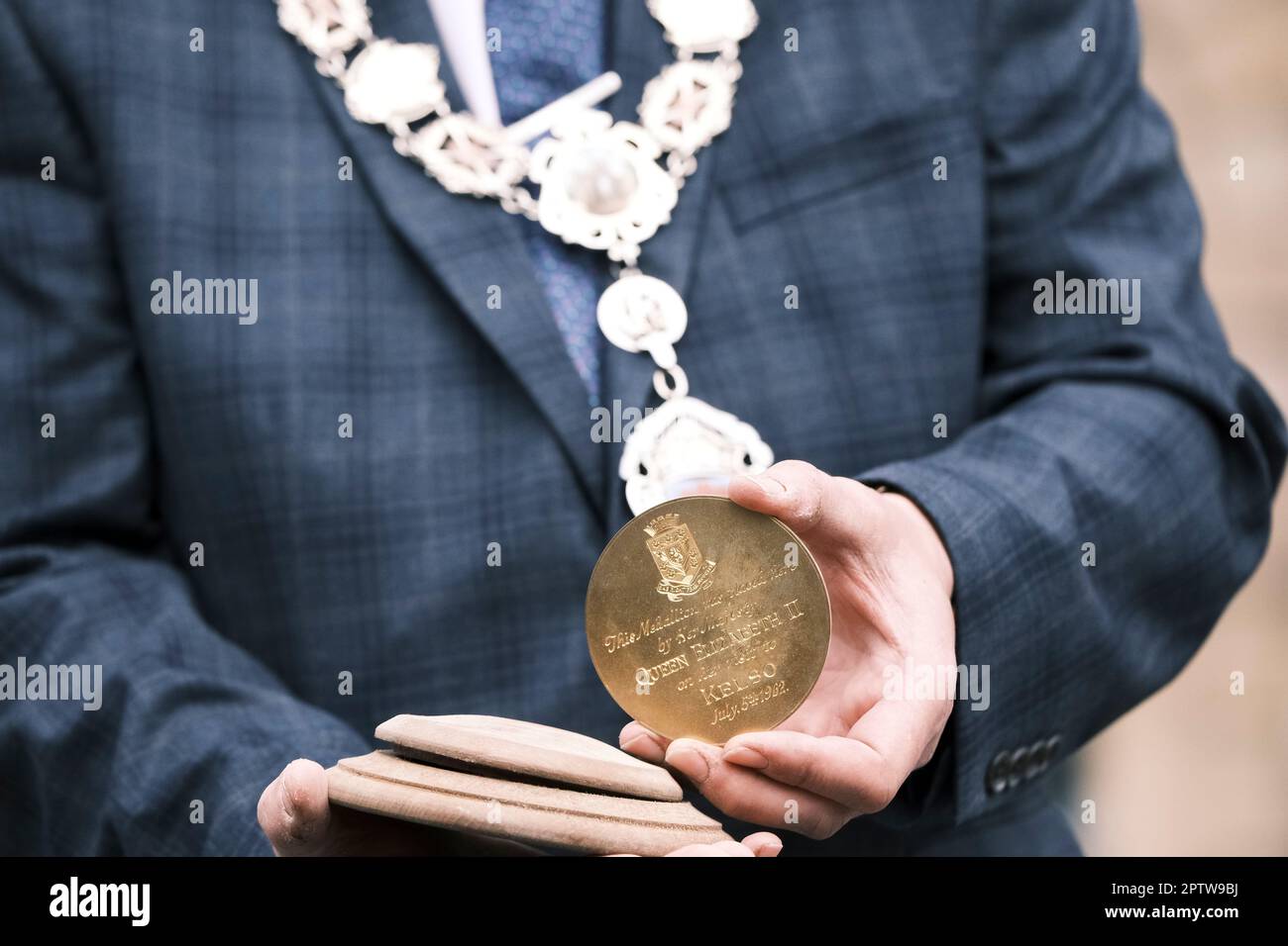 Queen elizabeth ii school children hi-res stock photography and images ...