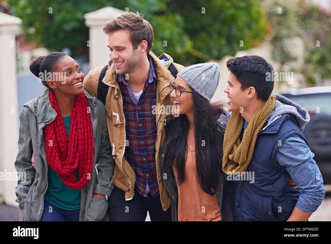 College students hanging out on campus hi-res stock photography and ...