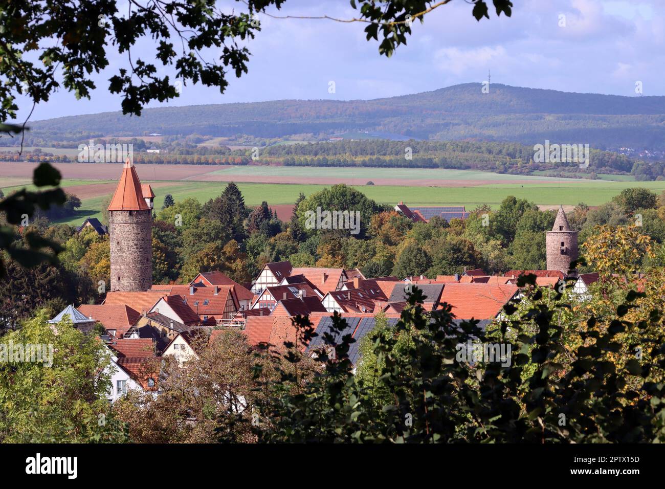 Blick von der Burgruine auf die historische Altstadt, Hessen ...