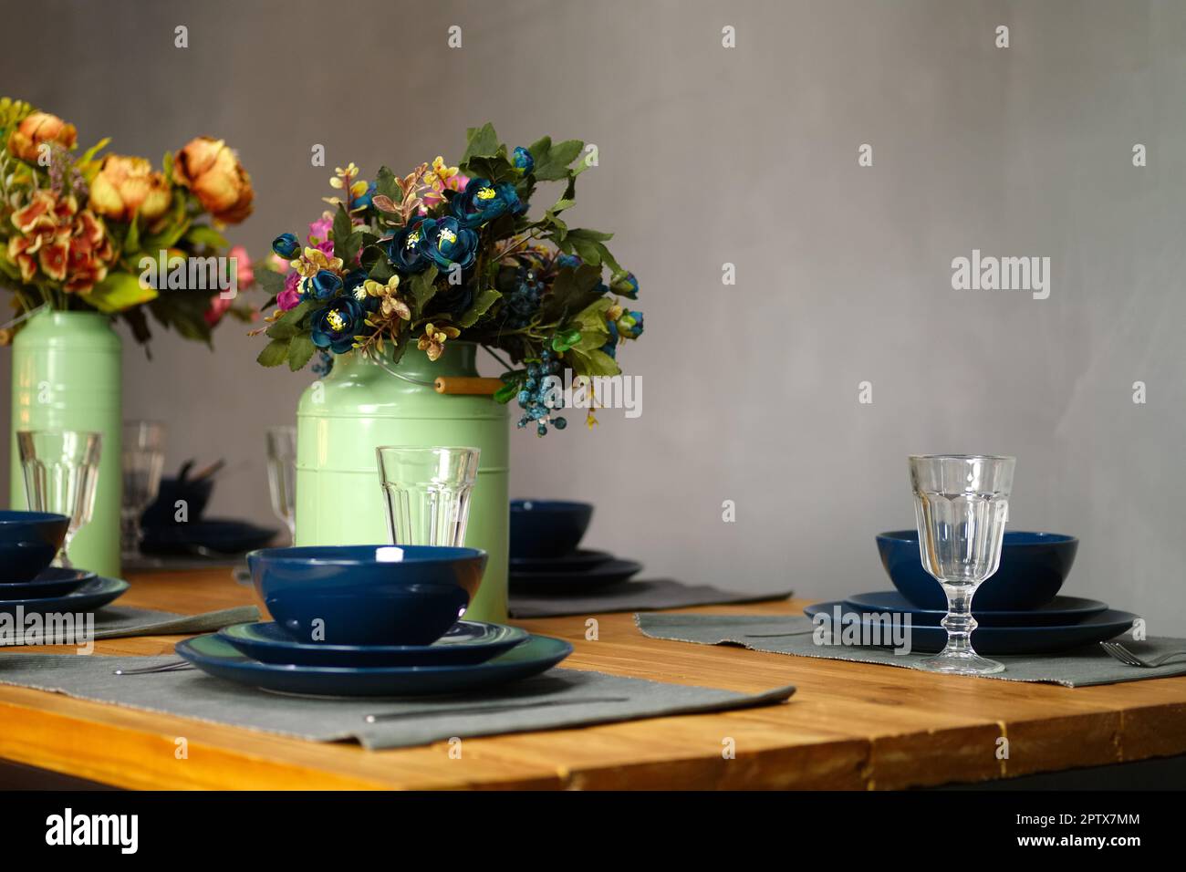 Empty table served for dinner Stock Photo - Alamy