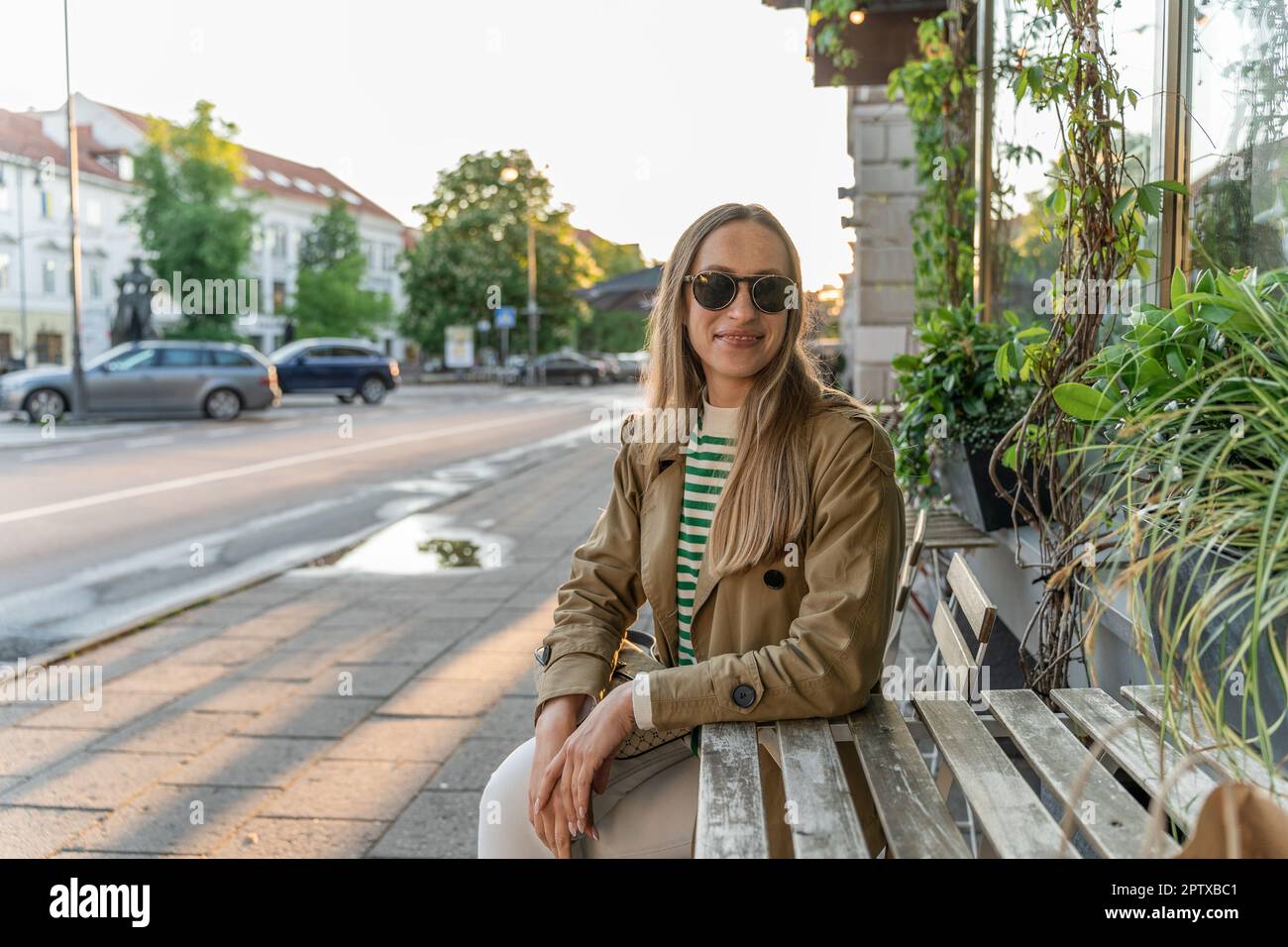 Woman cafe smile table hi-res stock photography and images - Alamy