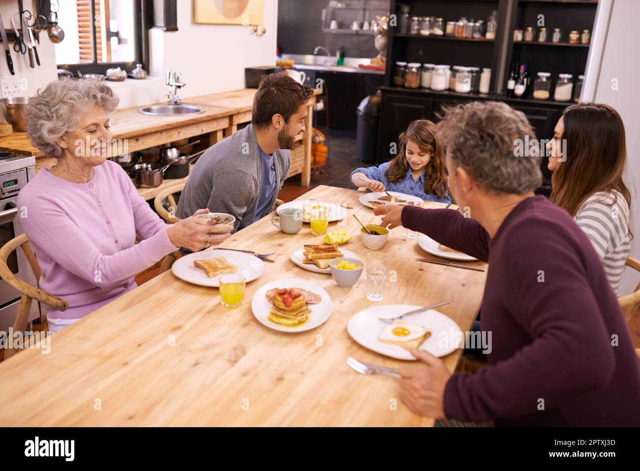Family kids sitting around table hi-res stock photography and images ...