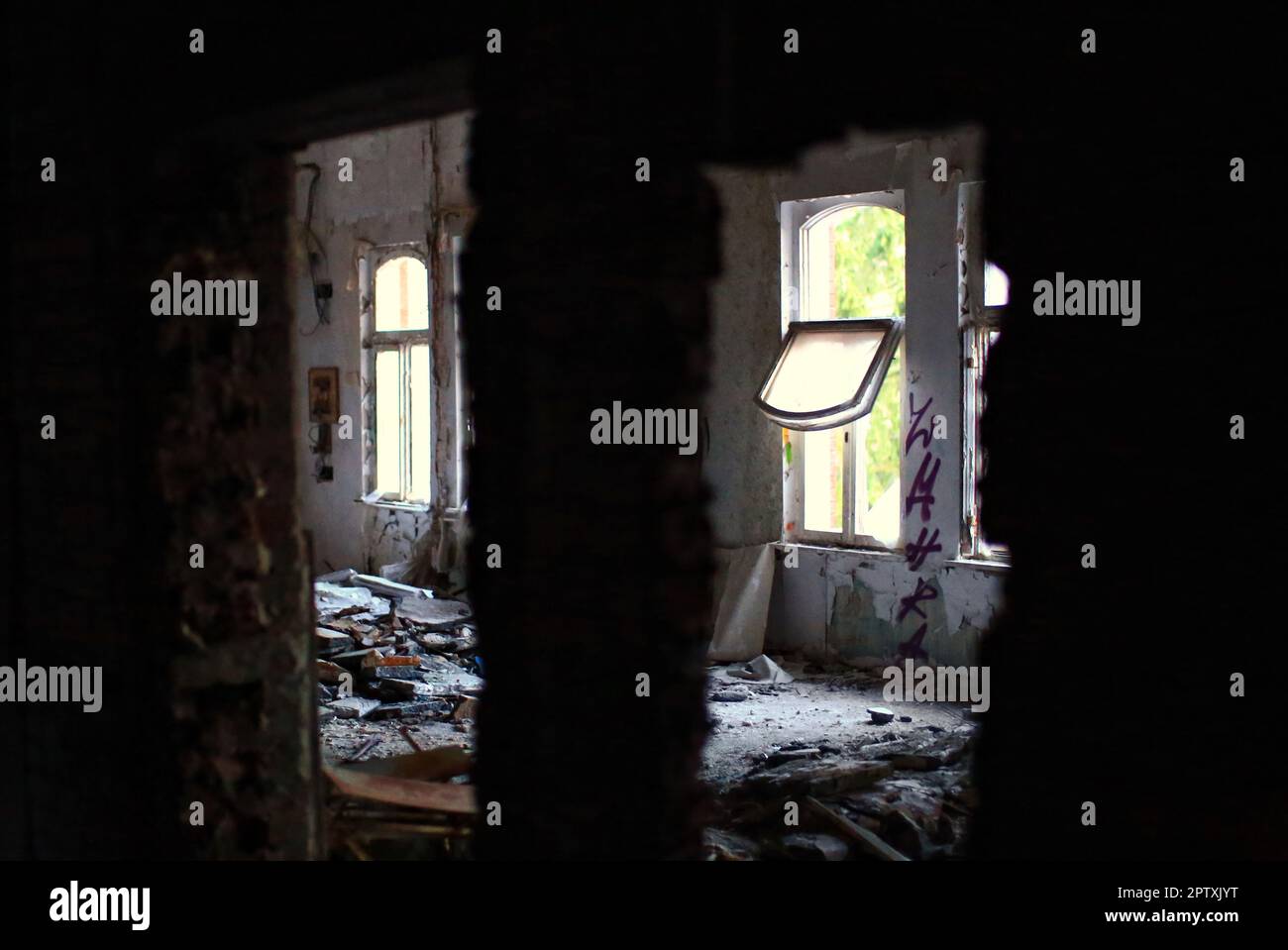 Filled with debris hi-res stock photography and images - Alamy