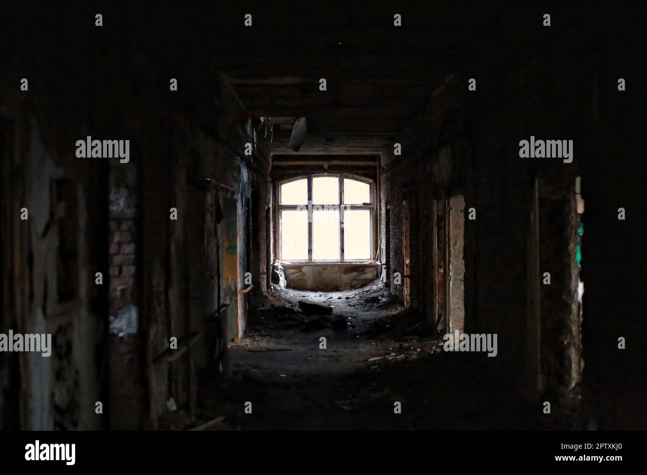 Debris nobody empty desolate hi-res stock photography and images - Alamy