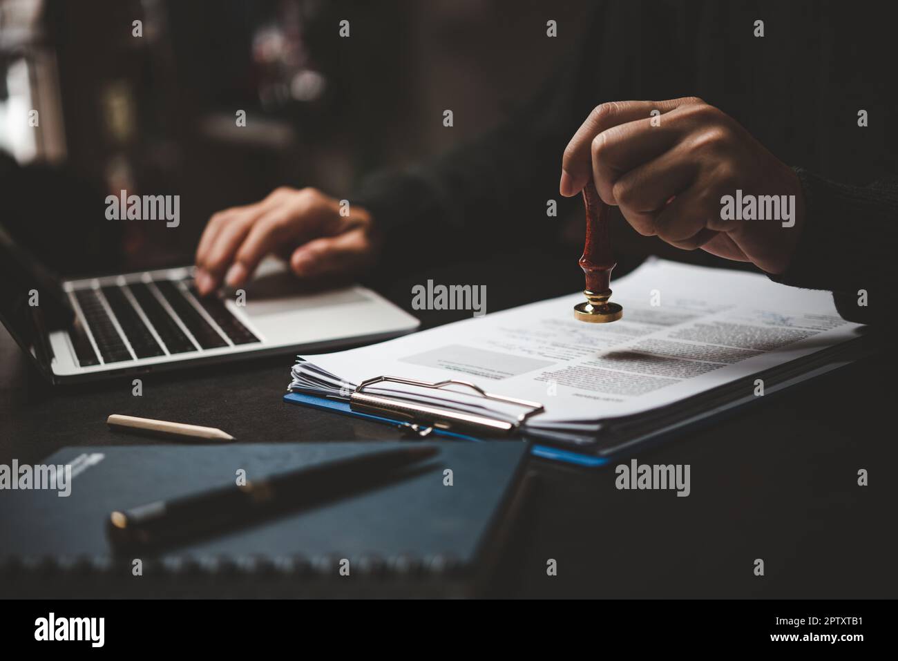 Signature man signing document hi-res stock photography and images - Alamy
