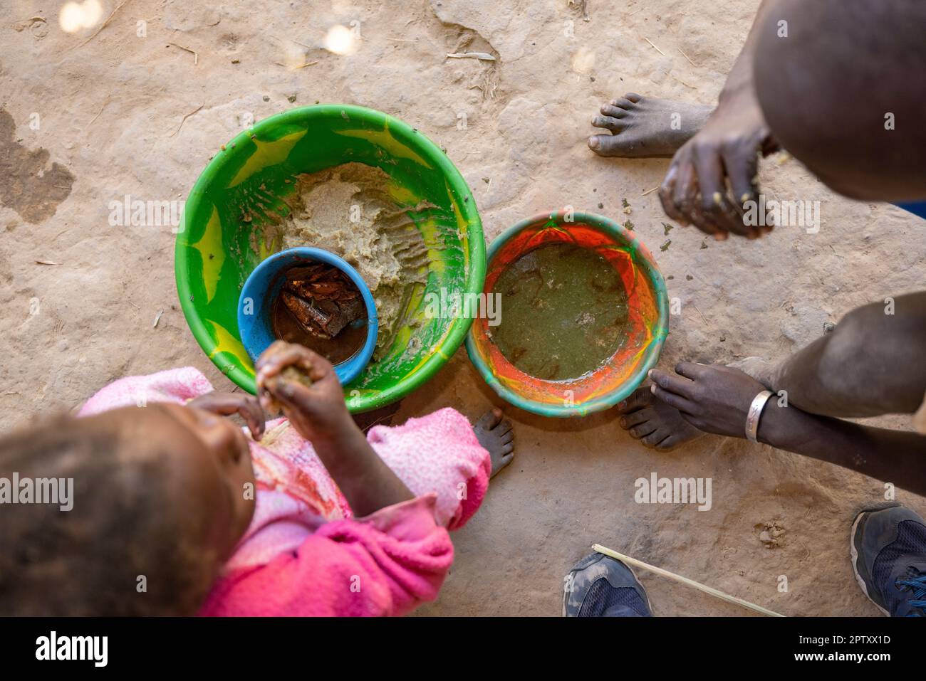 Poor children eating hi-res stock photography and images - Alamy