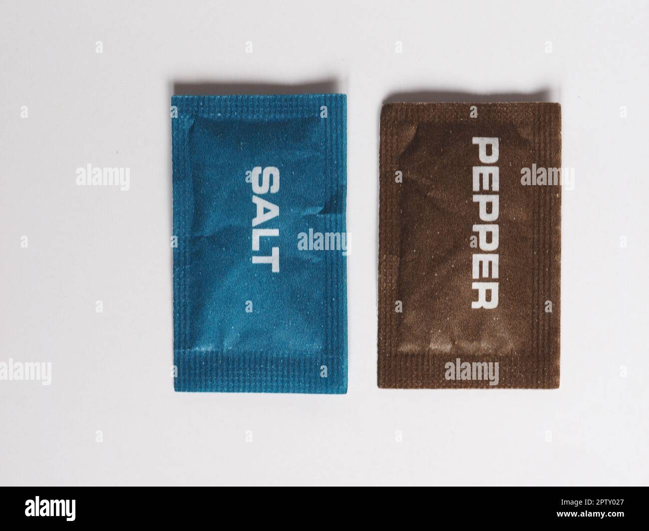 single dose salt and pepper sachet for restaurants and pubs Stock Photo ...