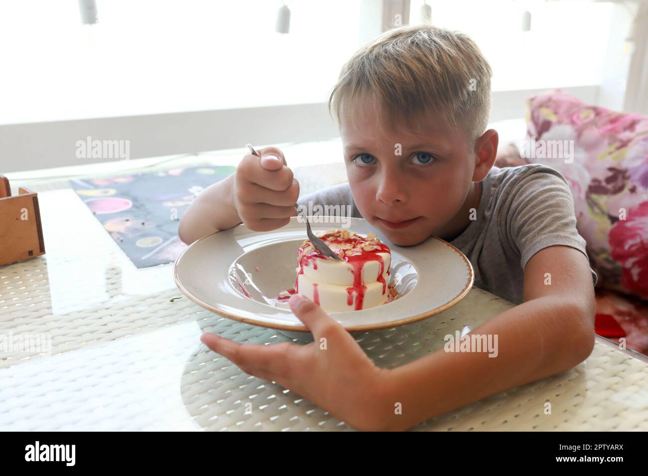 Child eating vanilla ice cream in restaurant Stock Photo - Alamy