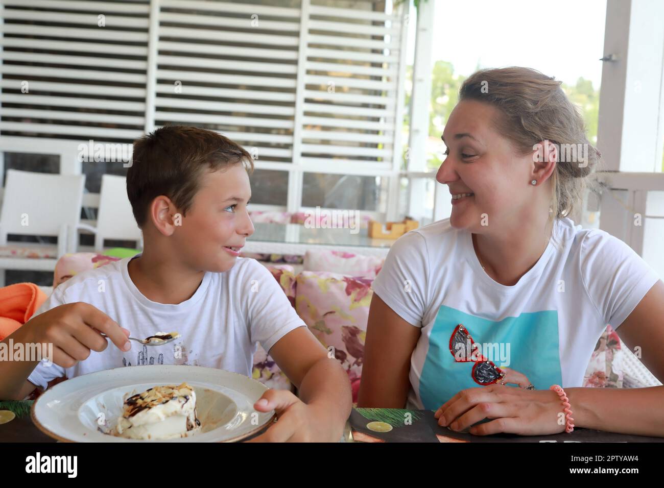 Her family have lunch hi-res stock photography and images - Alamy