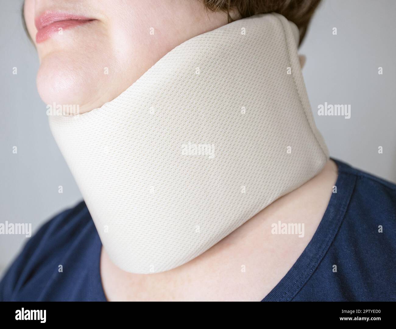 Woman with an orthopedic cervical collar-brace Stock Photo - Alamy