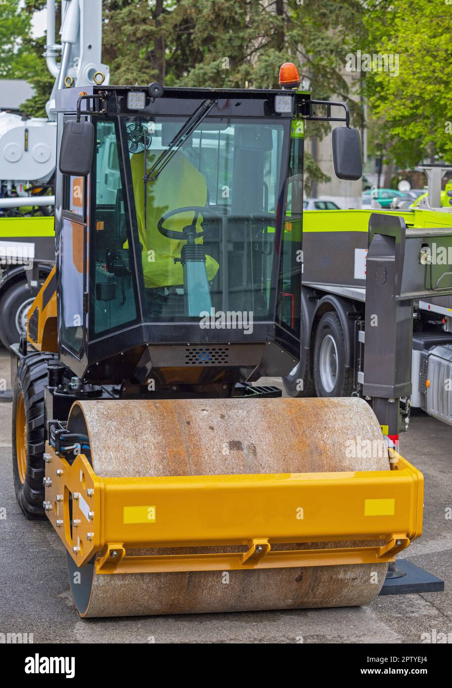Single drum road roller hi-res stock photography and images - Alamy