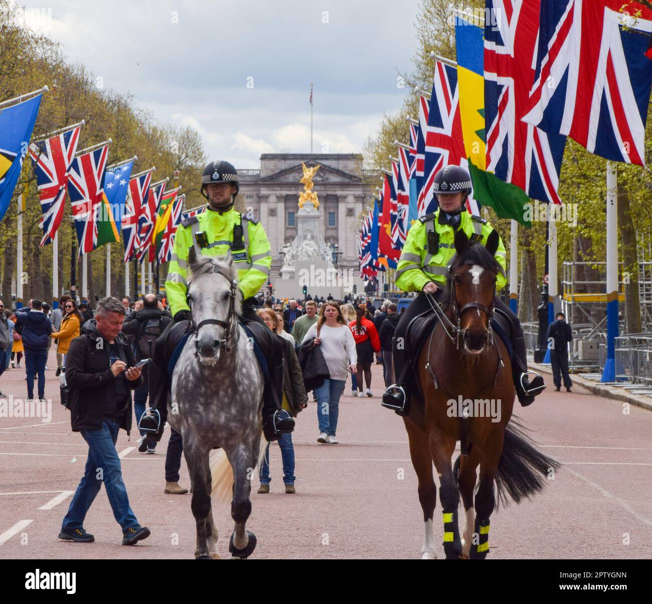 London, England, UK. 28th Apr, 2023. Mounted police ride past Union ...