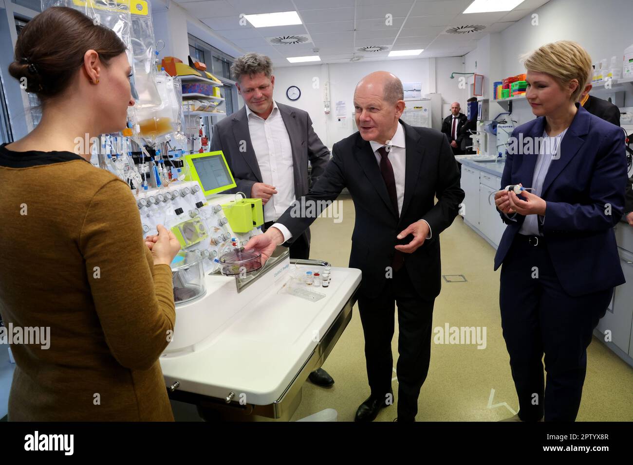 Teterow, Germany. 28th Apr, 2023. Christine Schultze (l-r), employee ...