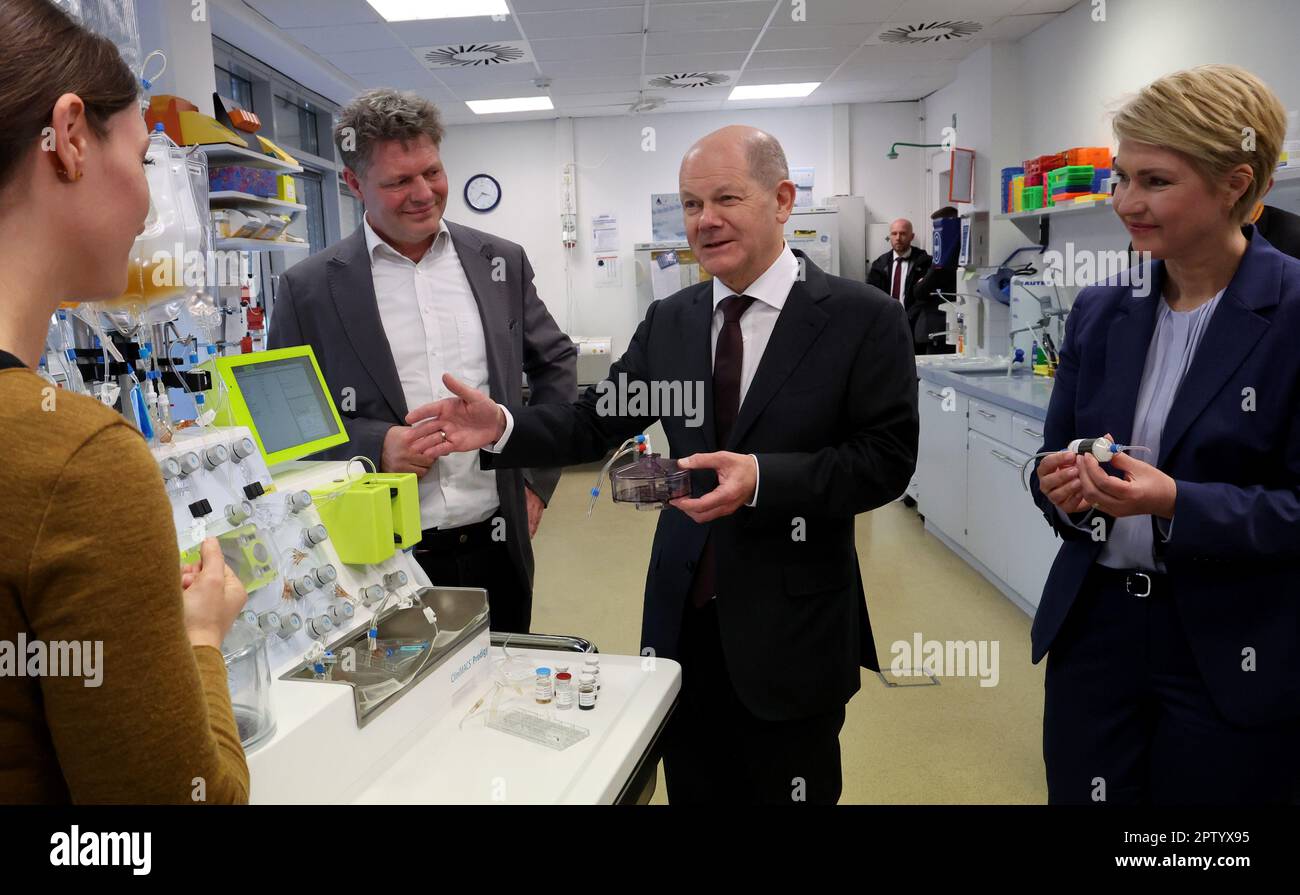 Teterow, Germany. 28th Apr, 2023. Christine Schultze (l-r), employee ...