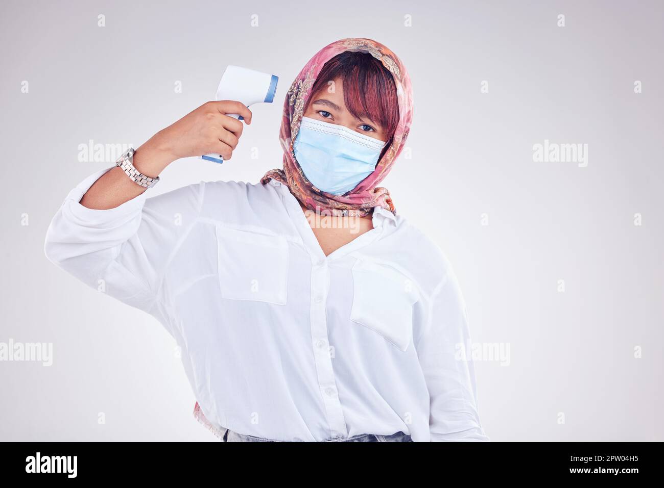 Muslim woman with gun hi-res stock photography and images - Alamy