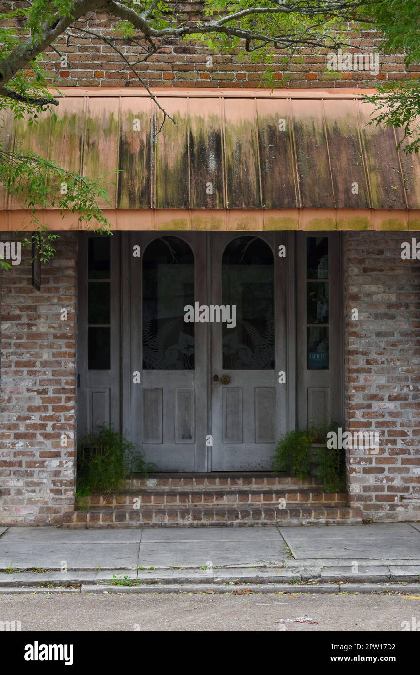 Rundown gloomy dirty building entrance Stock Photo - Alamy