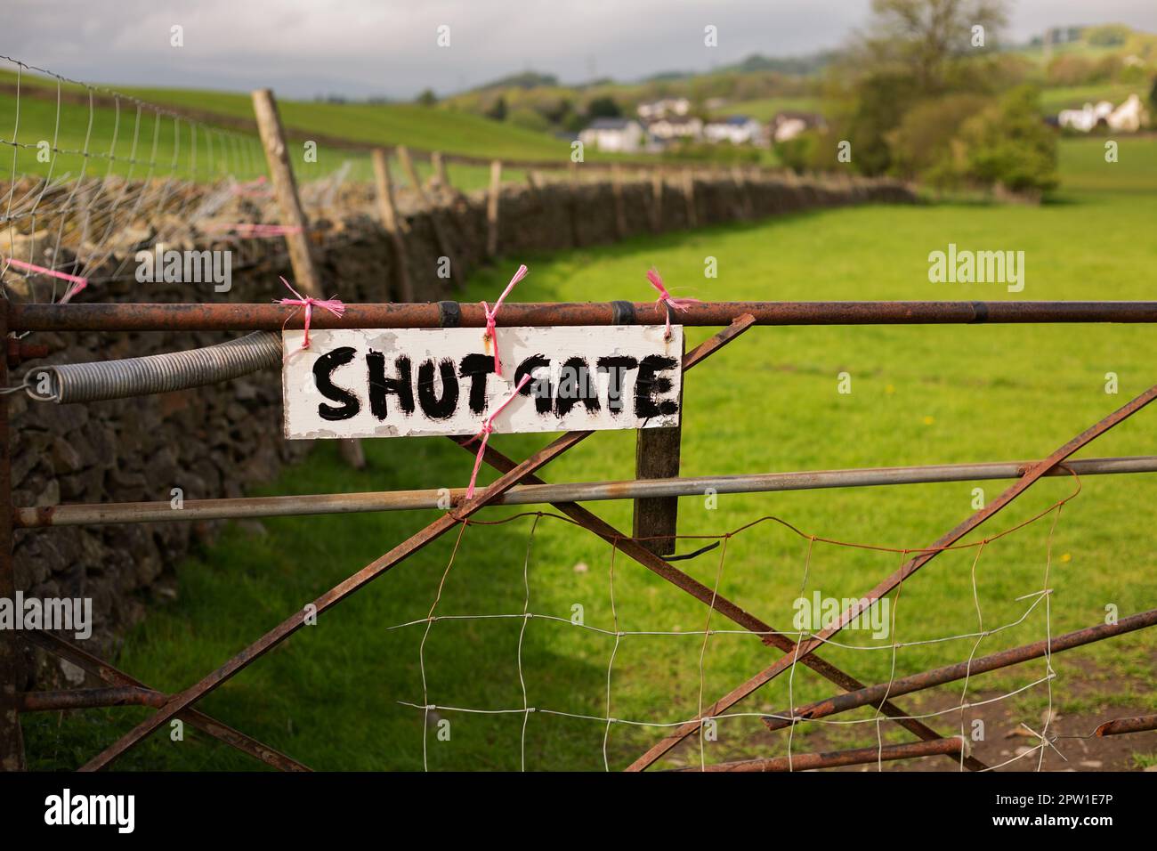 Shut Gate sign handwritten in blue paint on old wood Stock Photo - Alamy