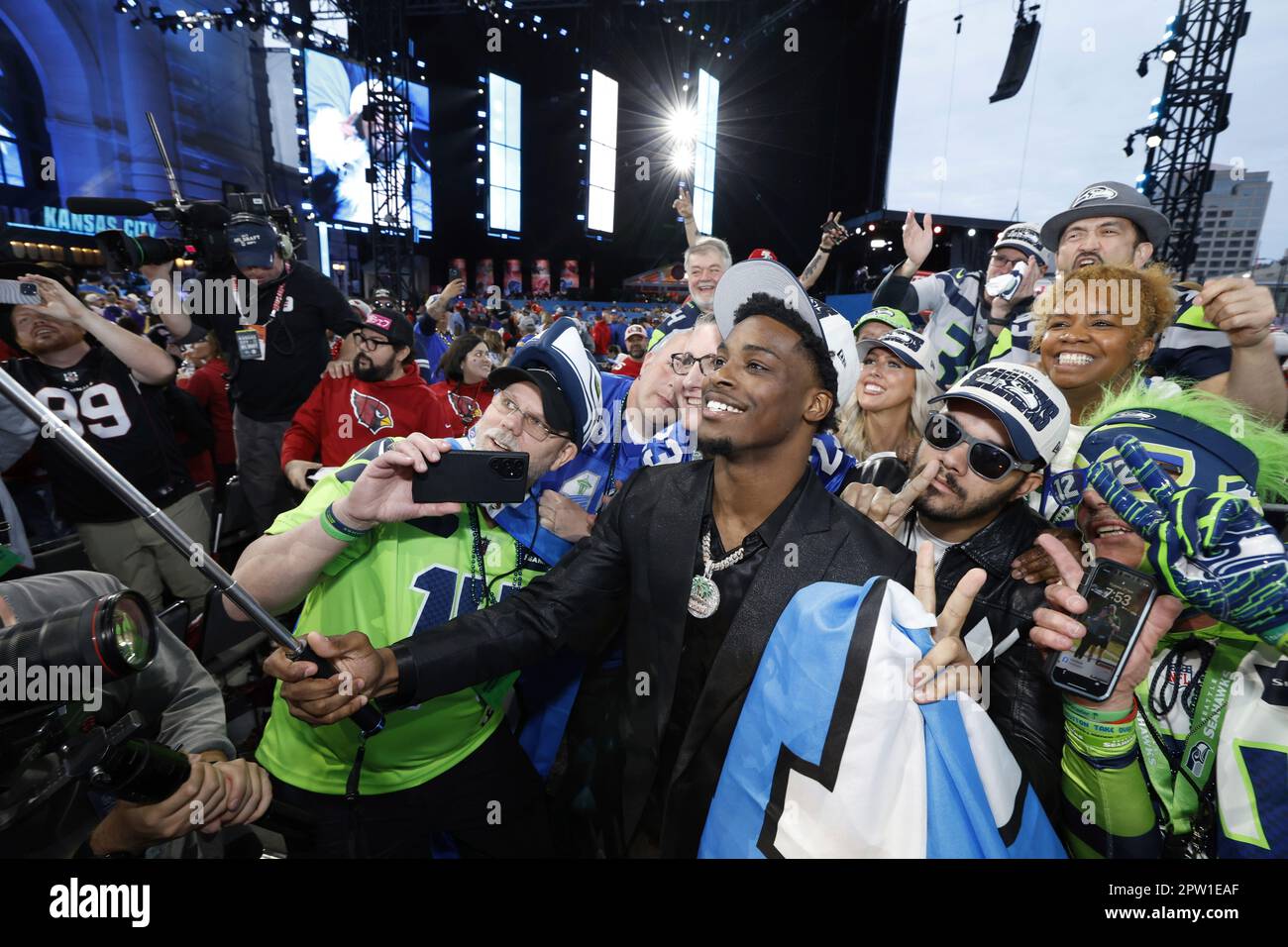 Illinois Cornerback Devon Witherspoon poses with Seattle Seahawks fans ...
