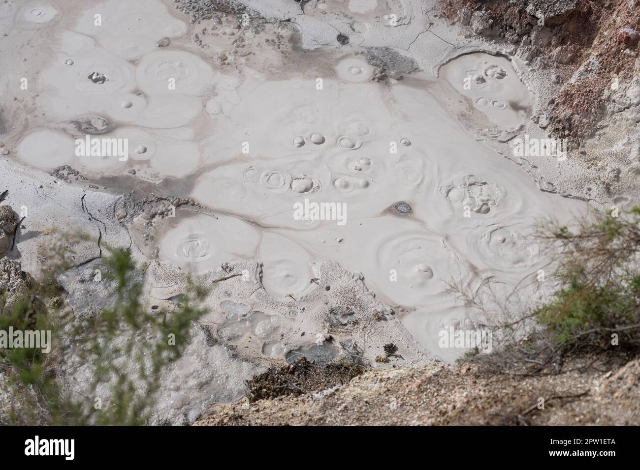 Bubbling thermal mud pools at Orakei Korako Stock Photo - Alamy