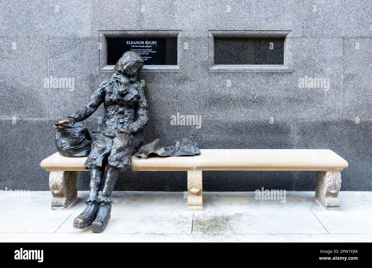 Eleanor Rigby statue on a new stone bench in Liverpool Stock Photo - Alamy
