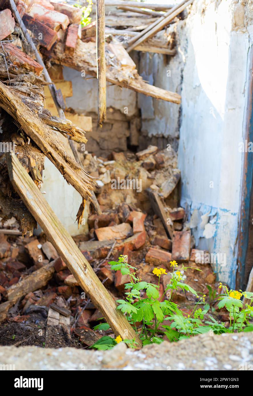 Old abandoned one-story house in disrepair. Collapsed walls Stock Photo - Alamy