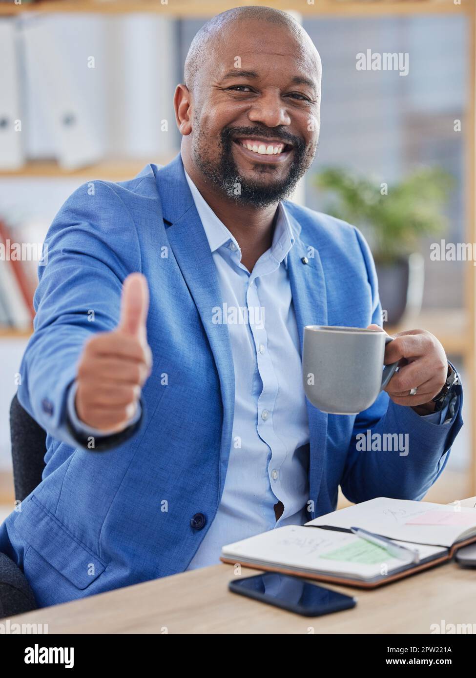 Business thumbs up hi-res stock photography and images - Alamy