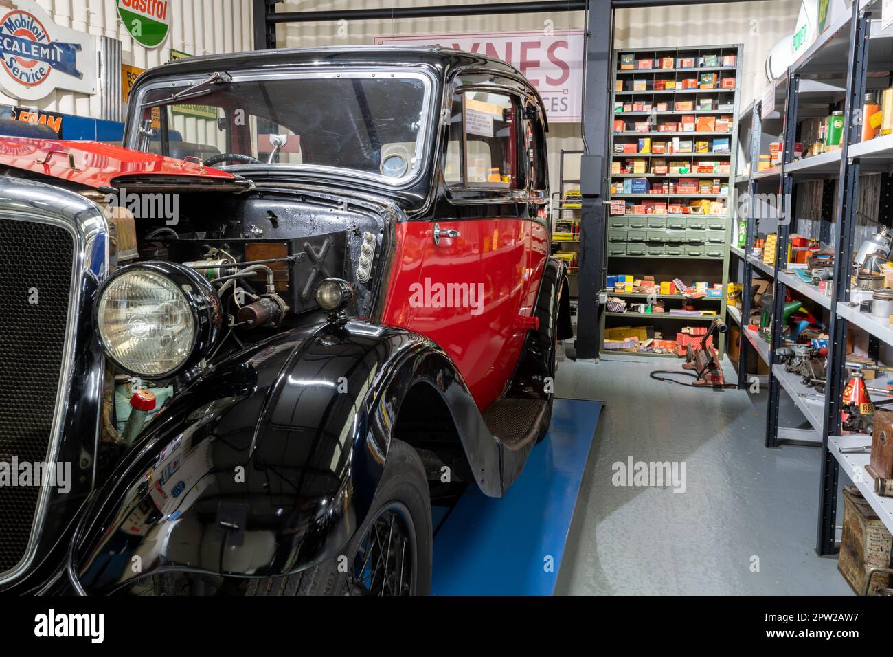 Old fashioned garage workshop hi-res stock photography and images - Alamy