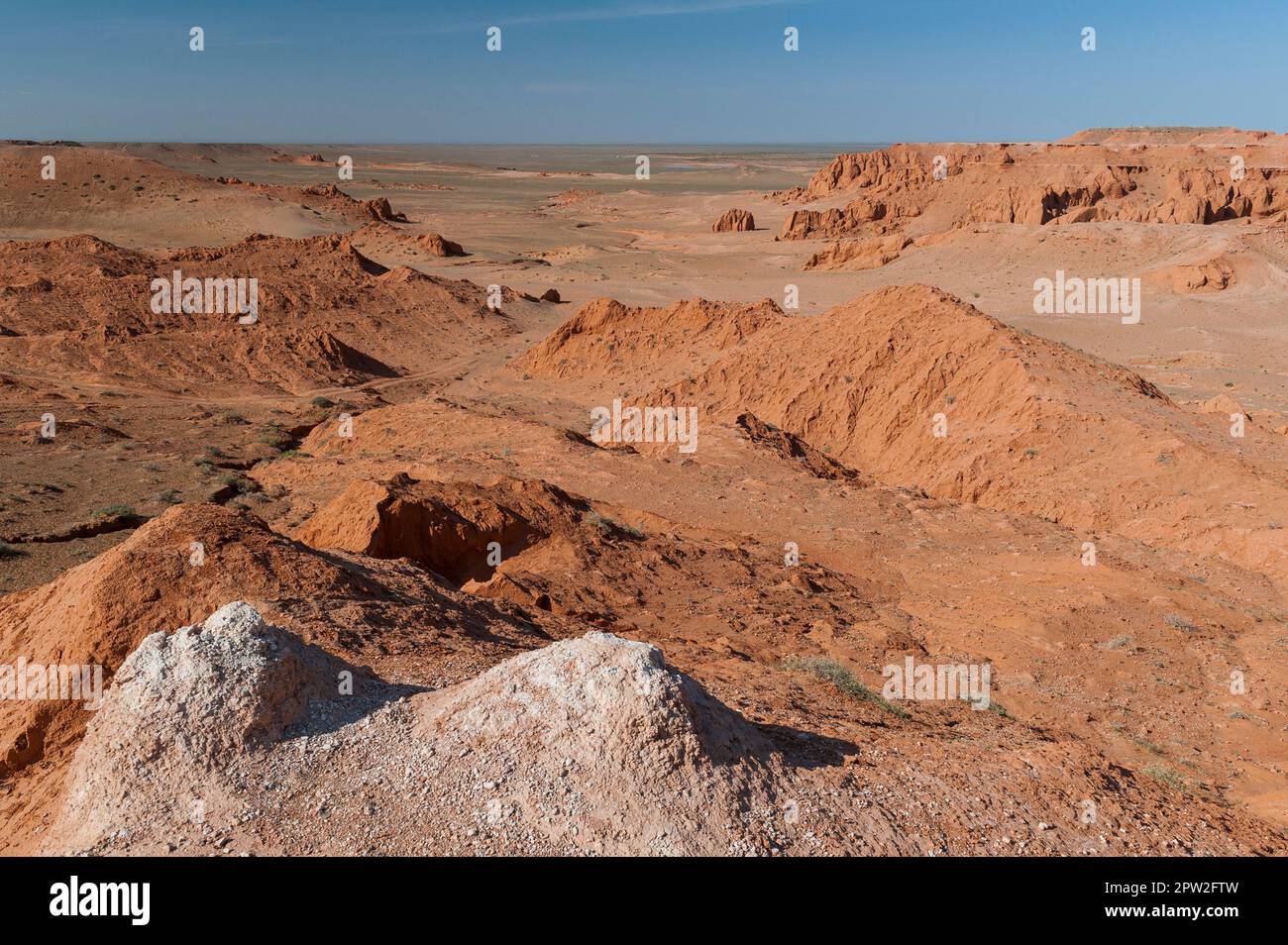 Plain with red rocks in dry landscape of Gobi desert in Mongolia ...