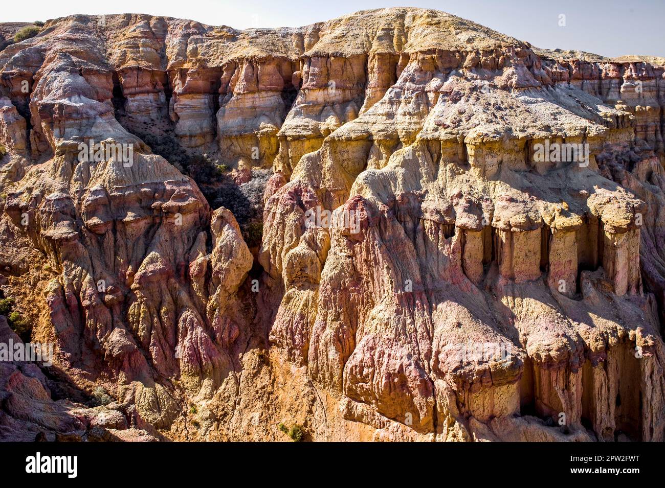 Ein Canyon mit schroffen und steilen Felswänden in der Wüste Gobi ...