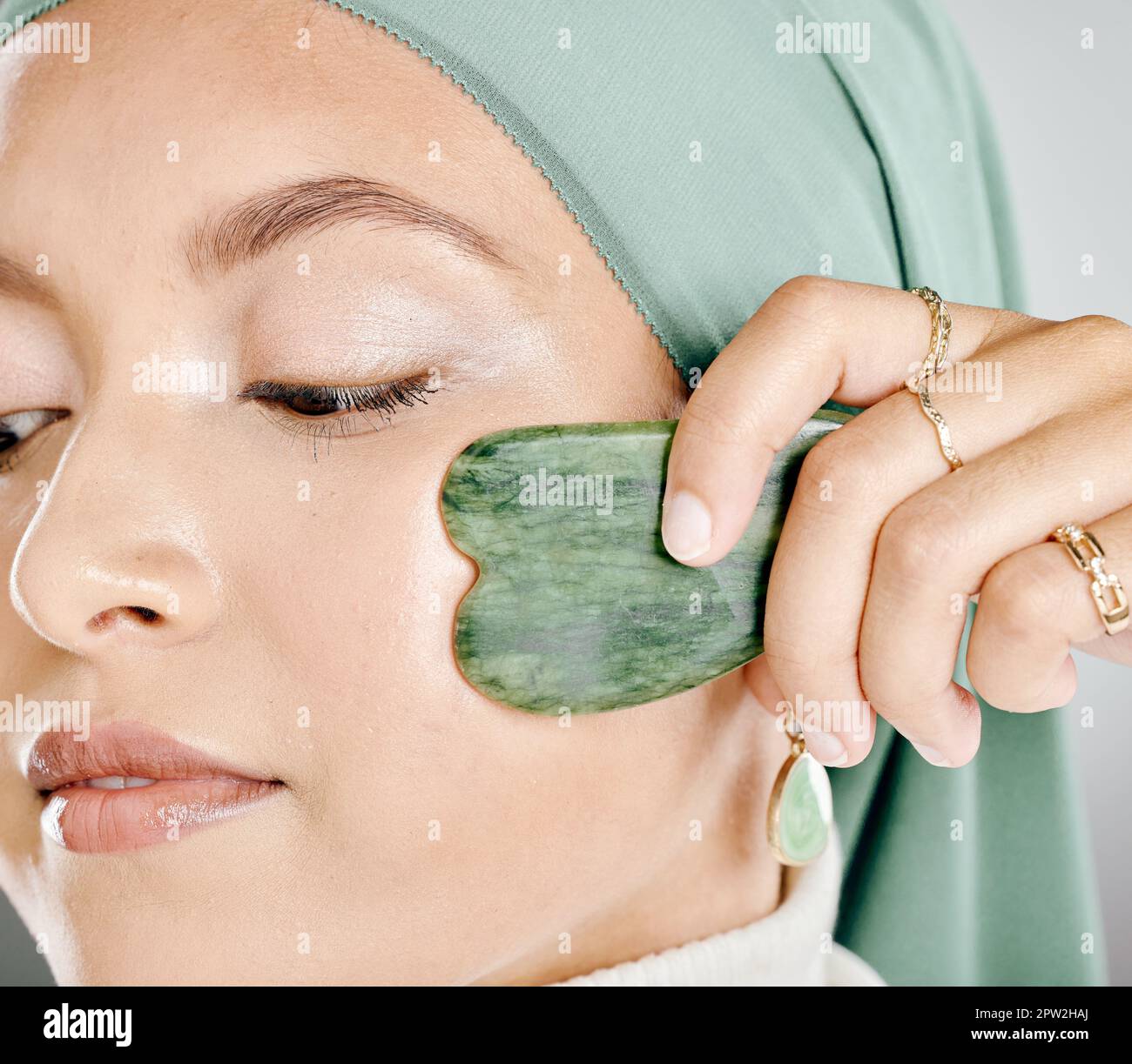 Middle eastern girl headshot hi-res stock photography and images - Alamy