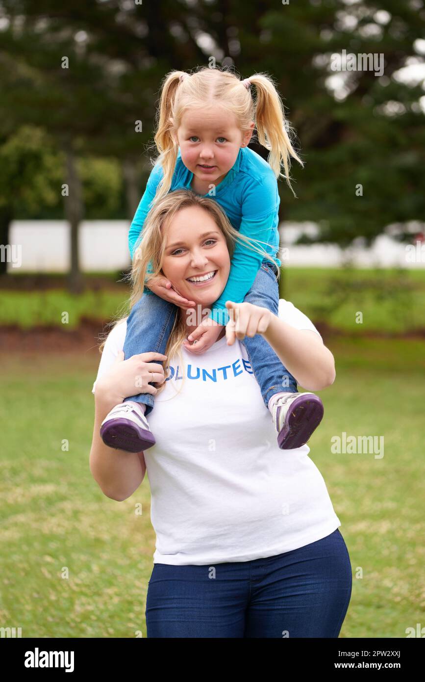 Children helping others hi-res stock photography and images - Alamy
