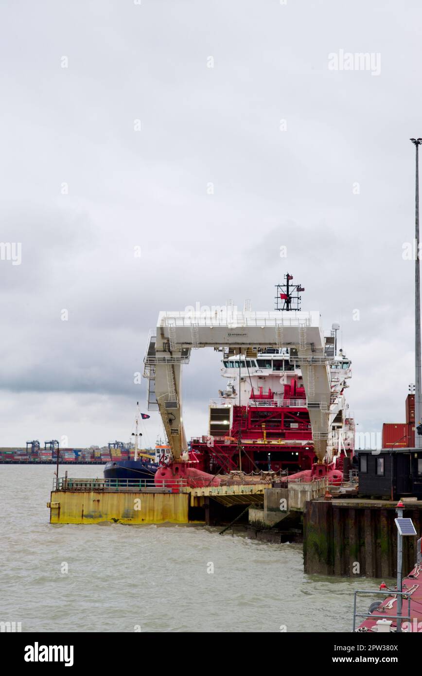 Anchor handling ship hi-res stock photography and images - Alamy