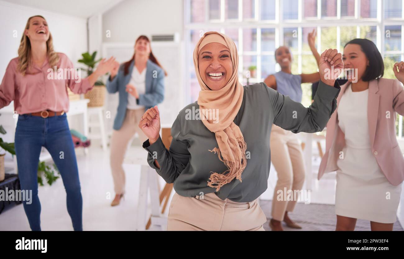 Happy muslim employees hi-res stock photography and images - Alamy