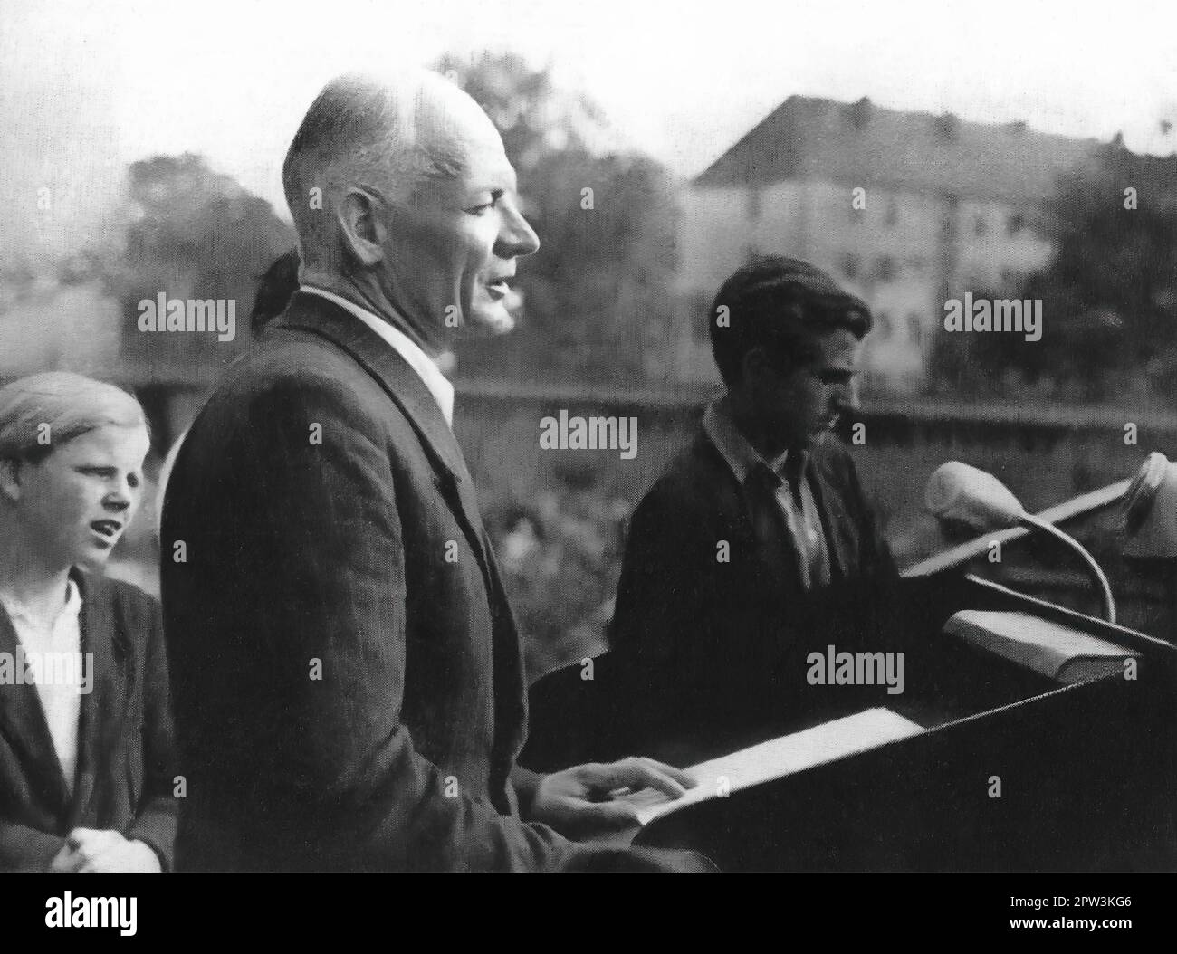 Adolf Hennecke in front of the employees of Schäffer & Budenberg in the ...
