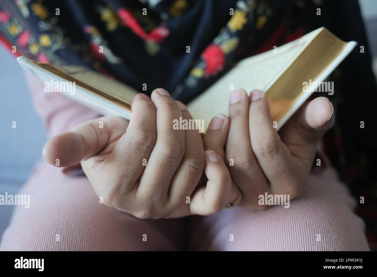 Hand quran hi-res stock photography and images - Alamy