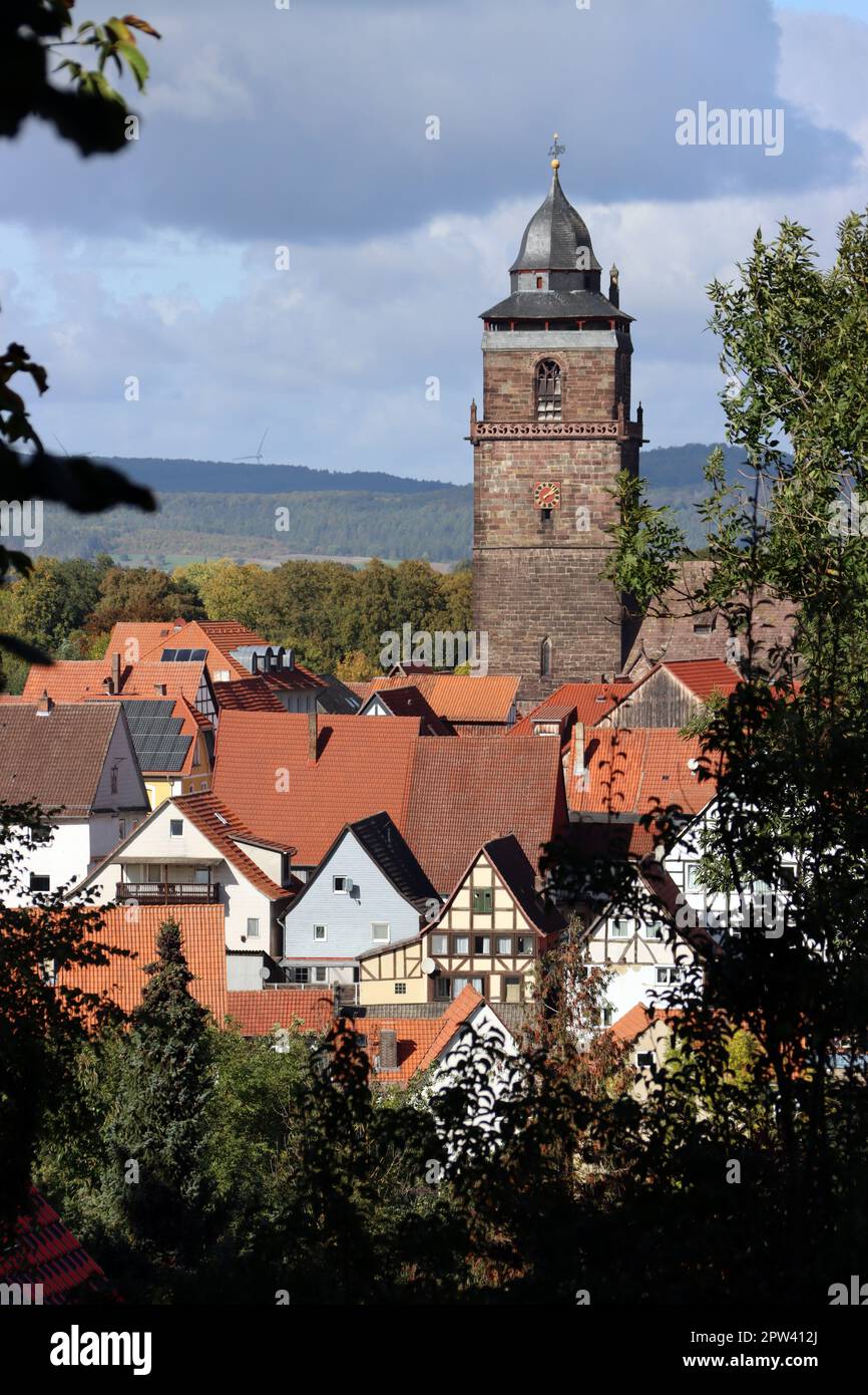 Blick vom Burgberg auf die historische Altstadt von Grebenstein mit der ...