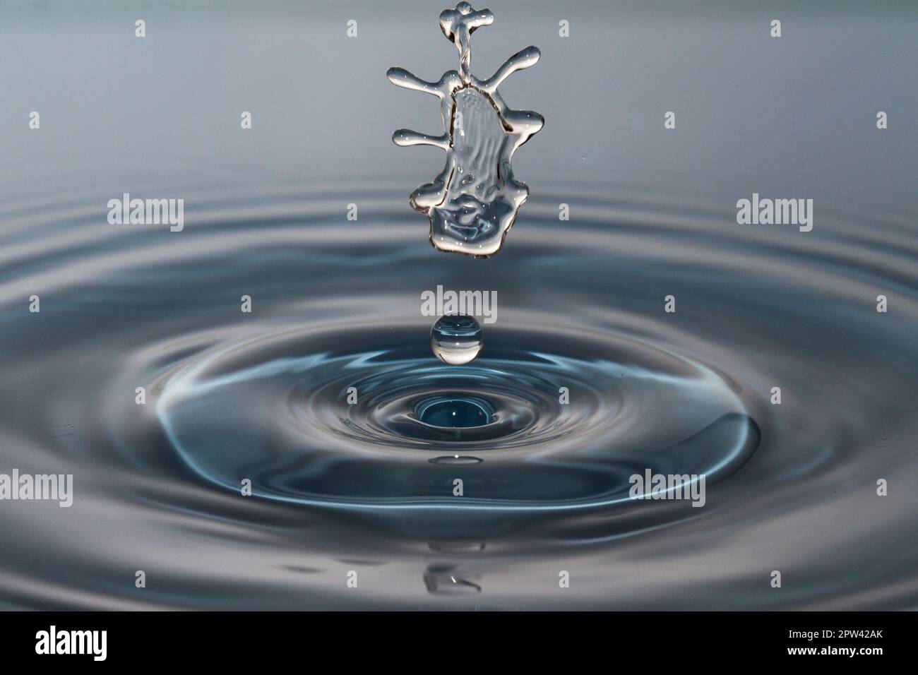 High speed water drop photography - Splash art Stock Photo - Alamy