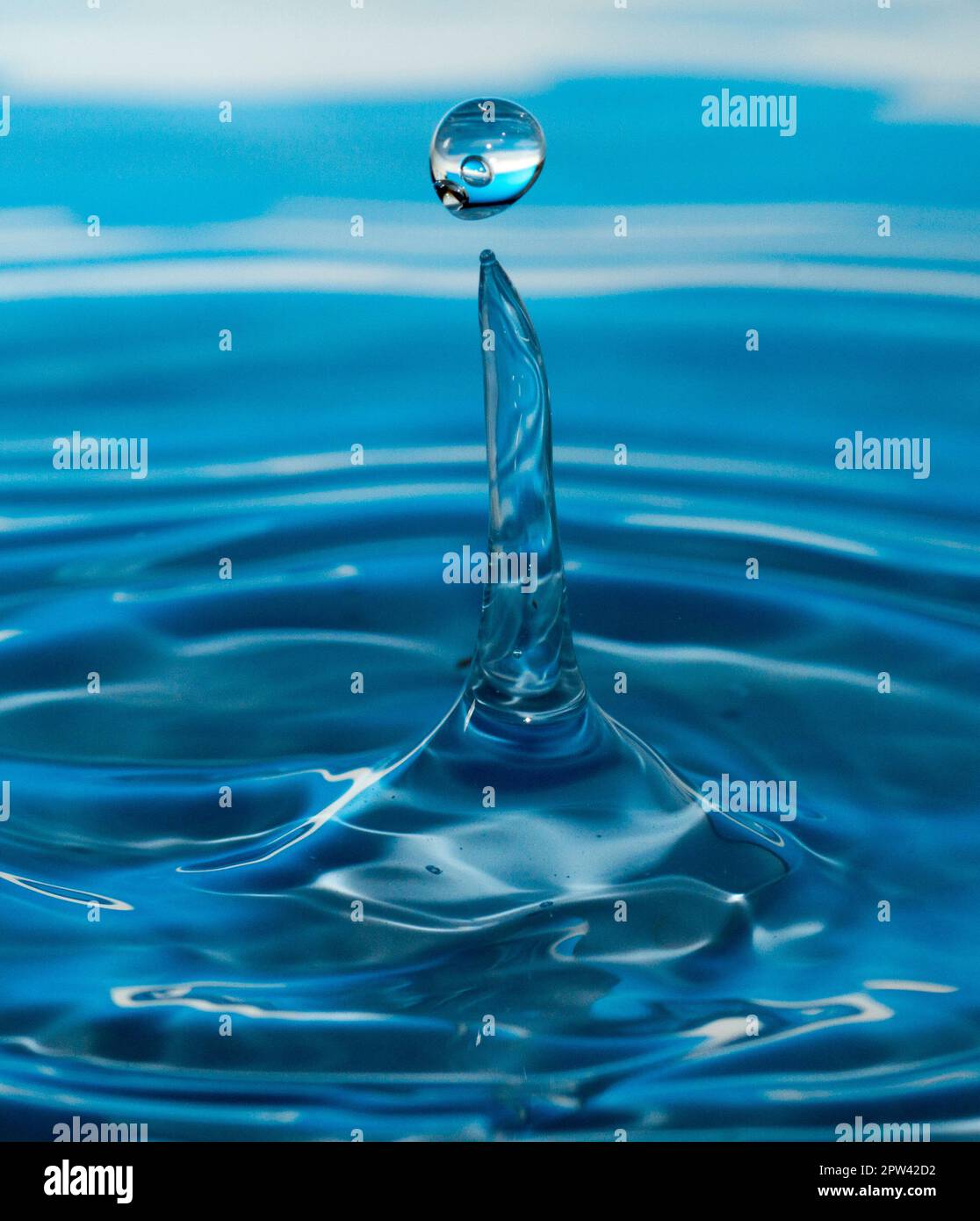 High speed water drop photography - Splash art Stock Photo - Alamy