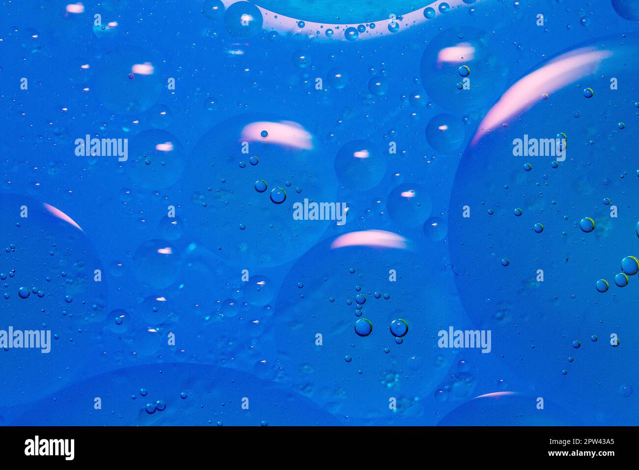 Oil and water reaction hi-res stock photography and images - Alamy