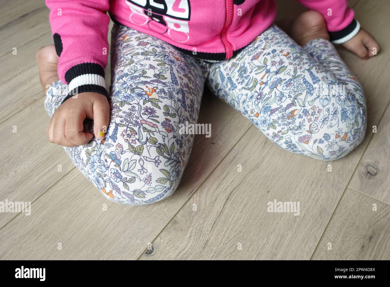 child sitting W posture on the floor Stock Photo - Alamy