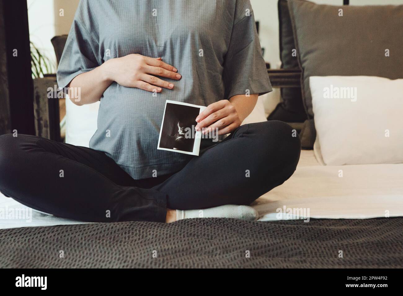 Pose on bed hi-res stock photography and images - Alamy
