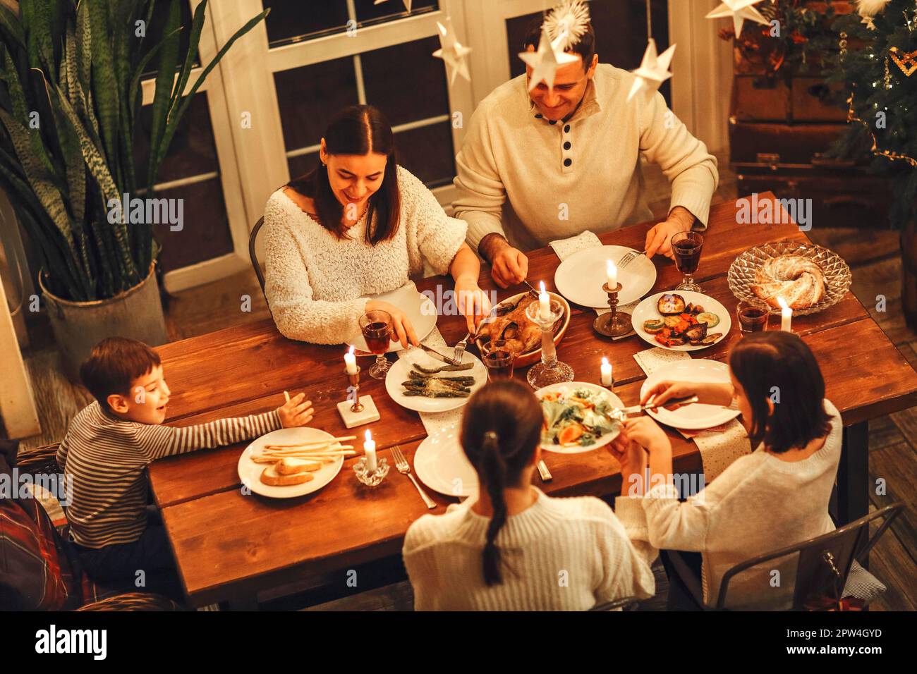 Extended family dinner hi-res stock photography and images - Alamy