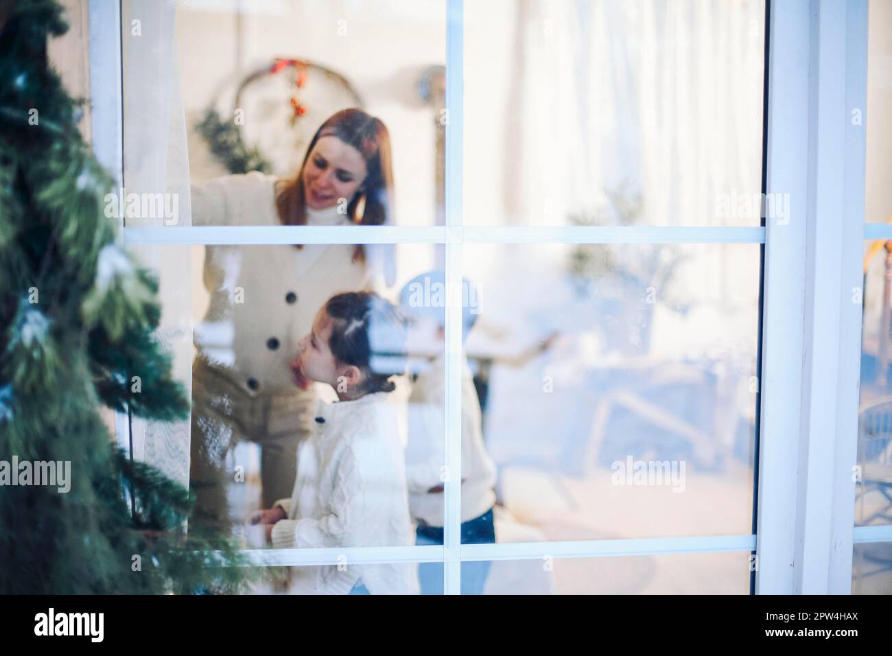 Christmas time. Portrait of family with two little kids gathered at ...