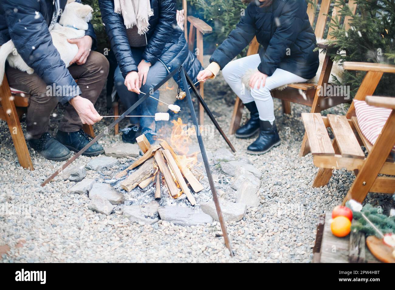 Family sitting around fire hi-res stock photography and images - Alamy