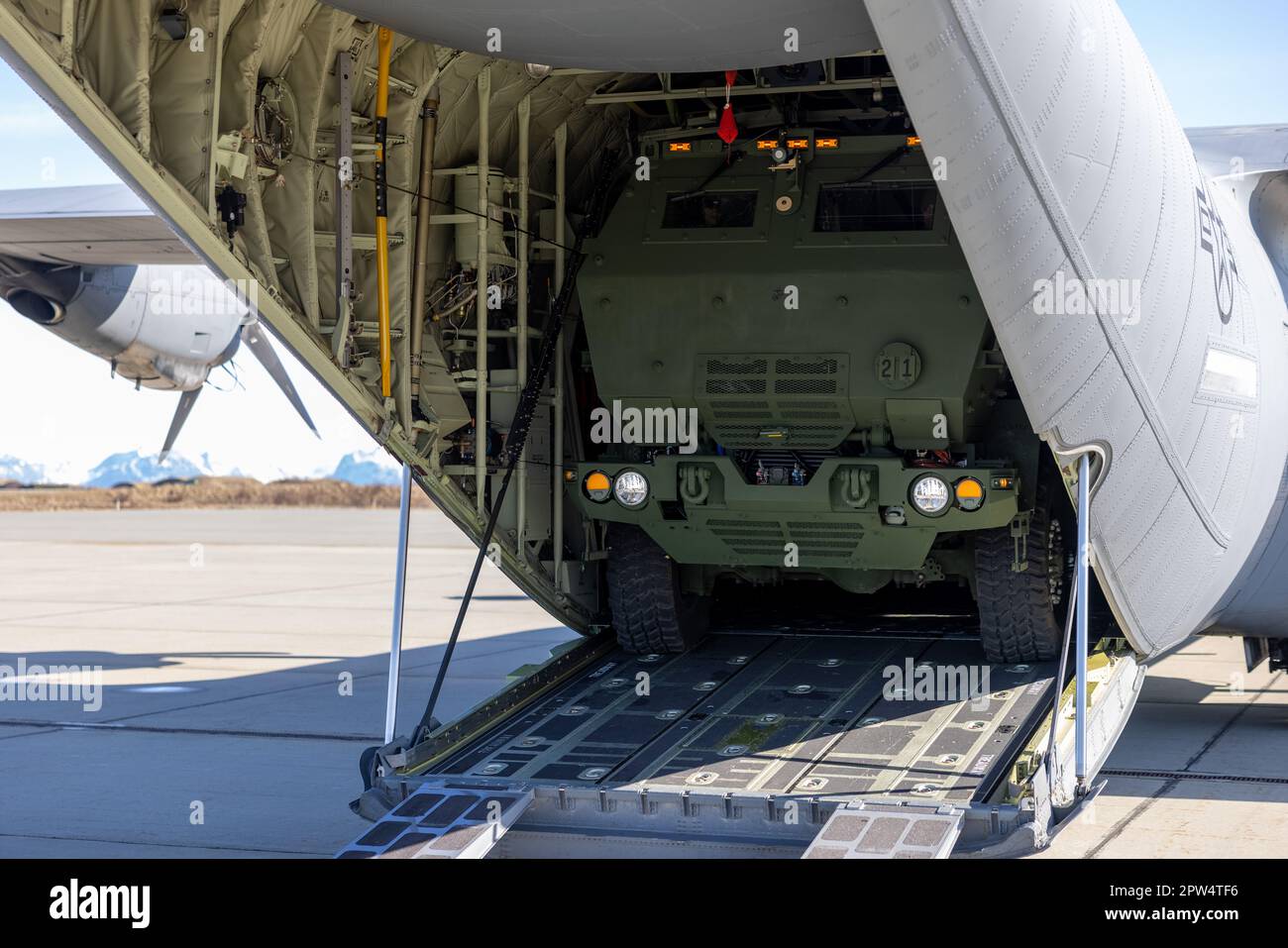 U.S. Marines with Hotel Battery, 2nd Battalion, 10th Marine Regiment ...