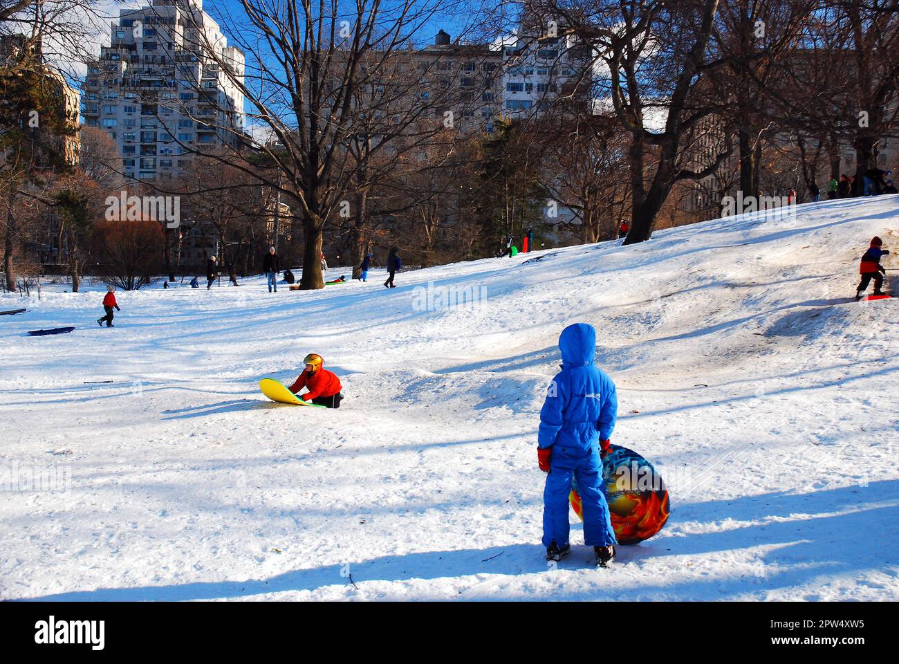 Kids on snow tubes hi-res stock photography and images - Alamy