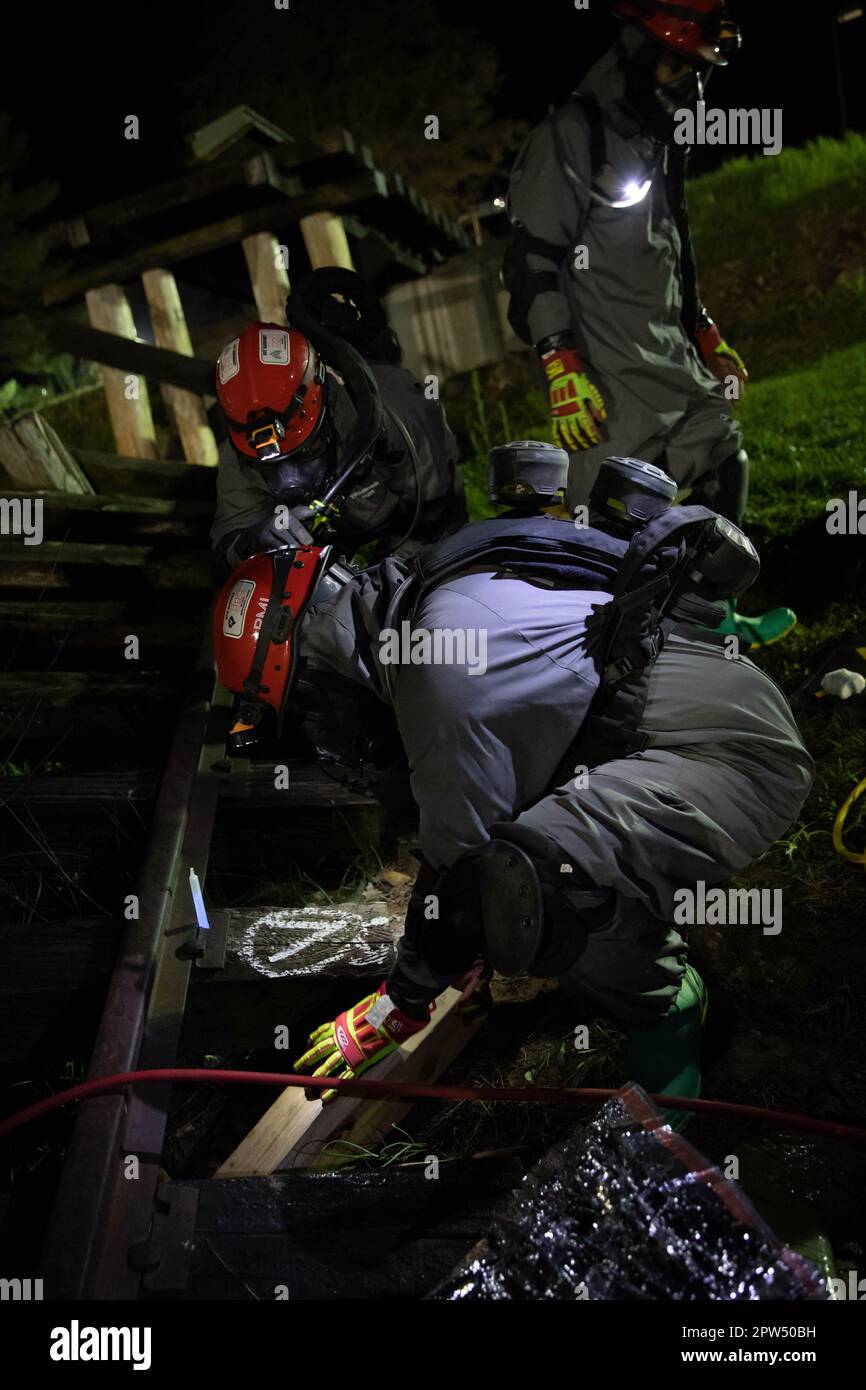Texas Army National Guard Soldiers with the 442nd Engineer Mobility ...